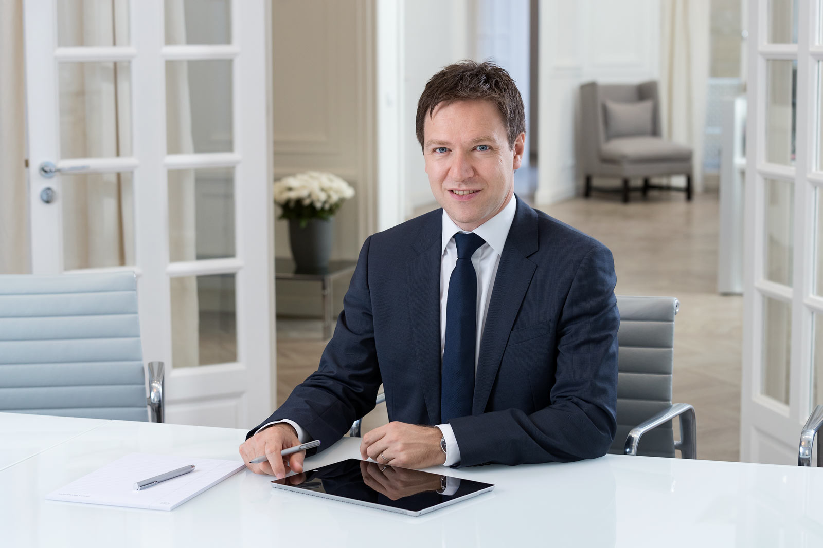 Portraits corporate sur 'fond neutre' ou 'en situation' ? | Photographe ...